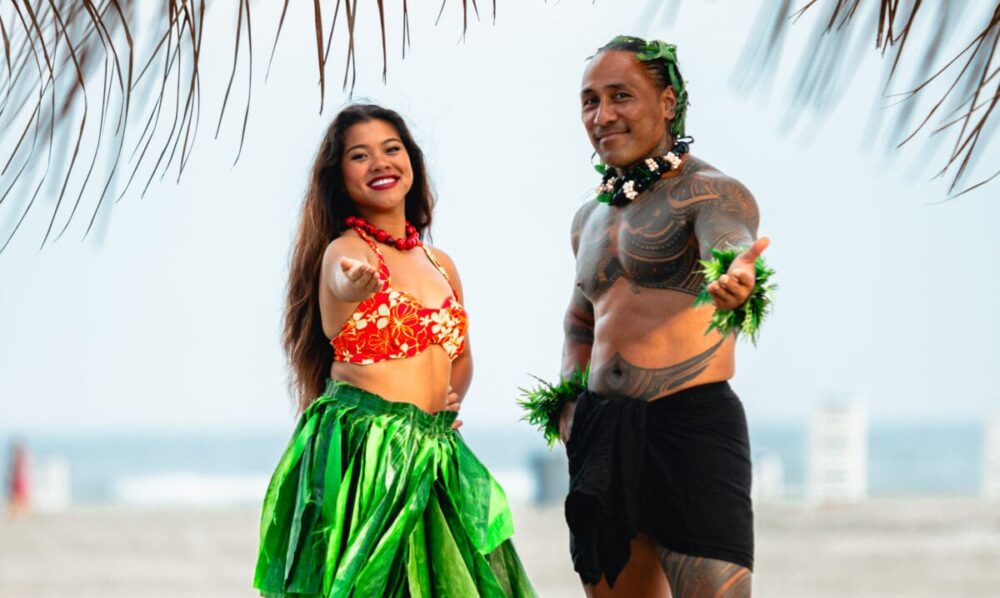 Martell's Tiki Bar | Hawaiian Luau Show - Paradise Island Entertainment